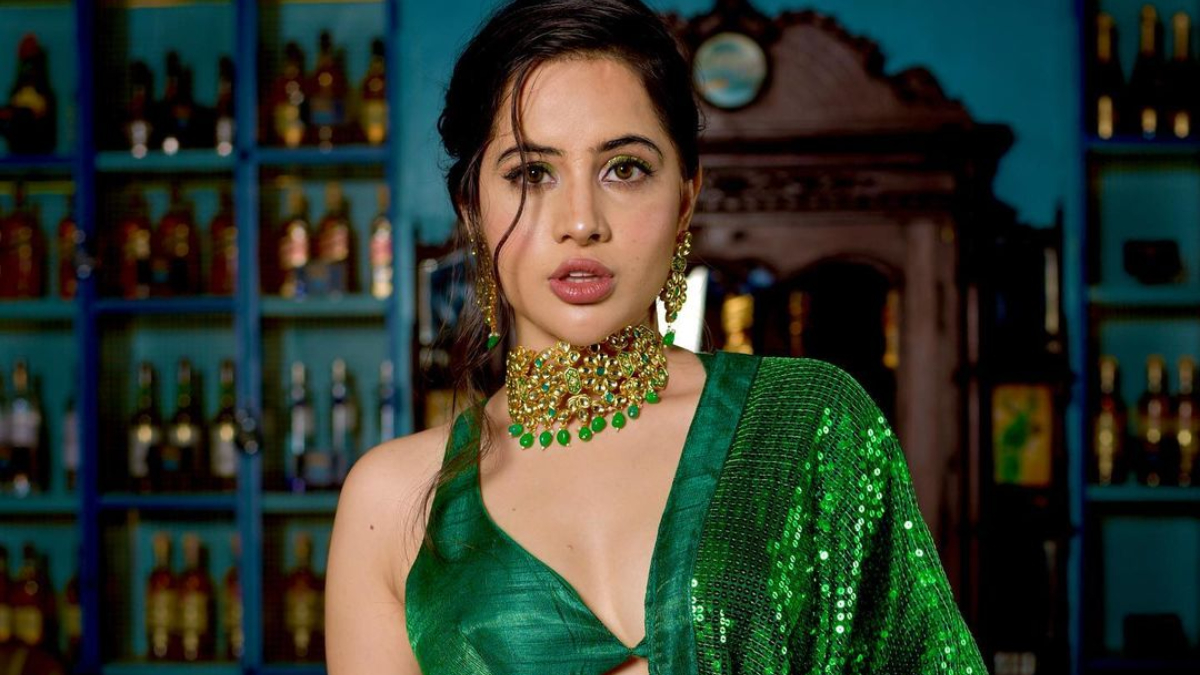 उर्फी जावेद ने फिर बदला नाम, Urrfii से हुईं Uorfi - Tikhee Mirchi
