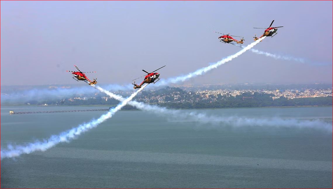 Airshow: सिंगापुर एयरशो में भारतीय वायुसेना के सारंग हेलीकॉप्टर ने ...